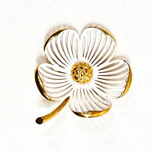 Monet | Jewelry | Vintage Monet White Enamelgold Tone Dogwood Flower ...